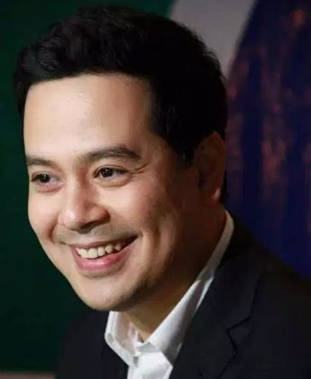 John Lloyd Cruz Posts Photo Of His "Family" With Fiery Caption