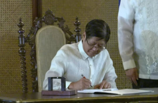 Marcos Signing an EO | NewsFeed