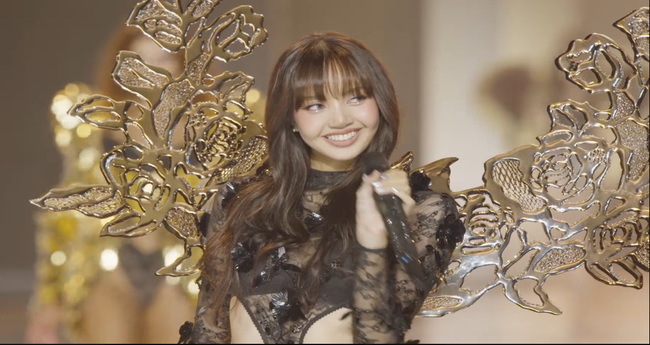 Lisa in Victoria Secret Performance | NewsFeed